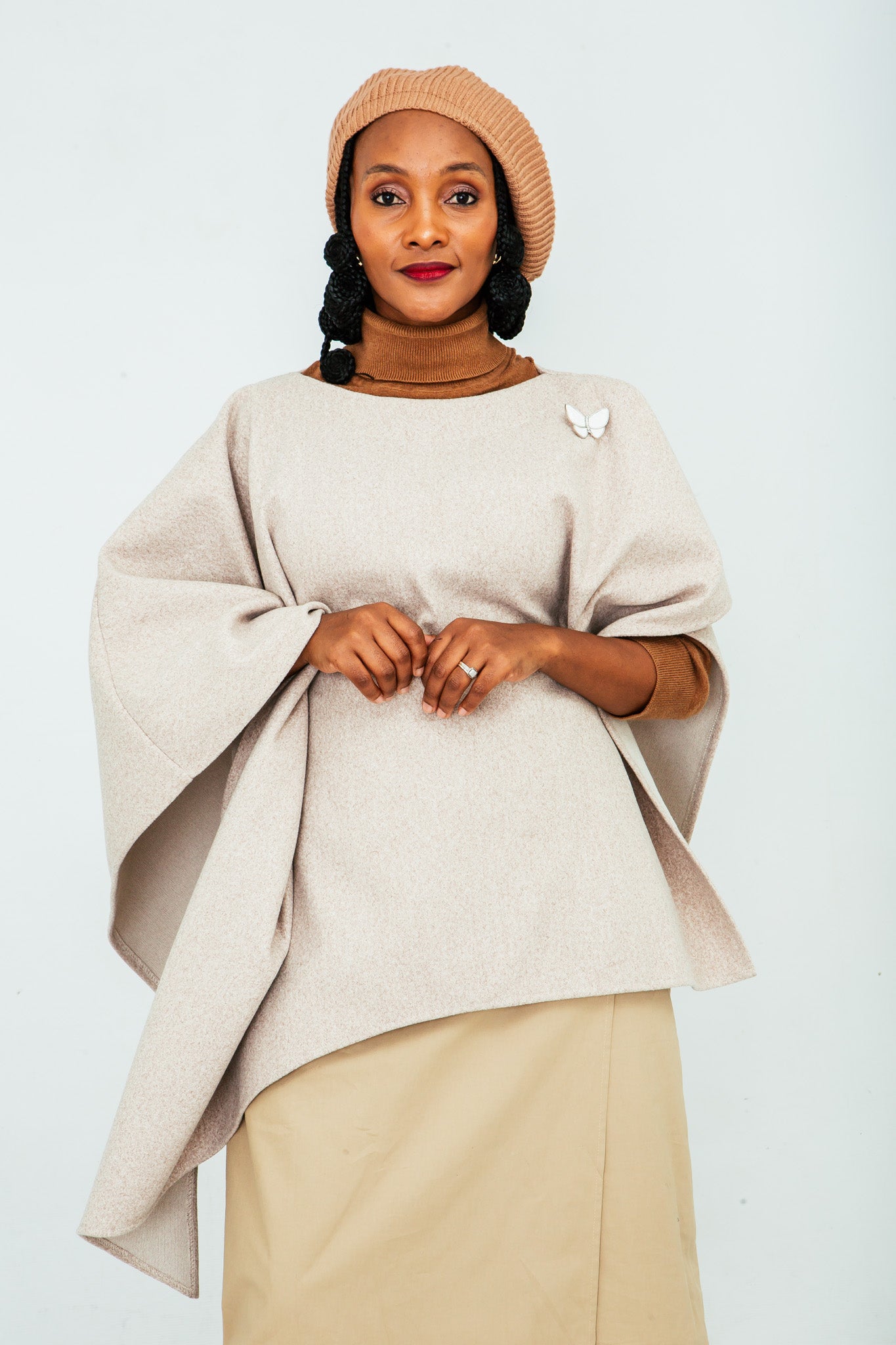 KB-Cape with butterfly brooch – Bsonke
